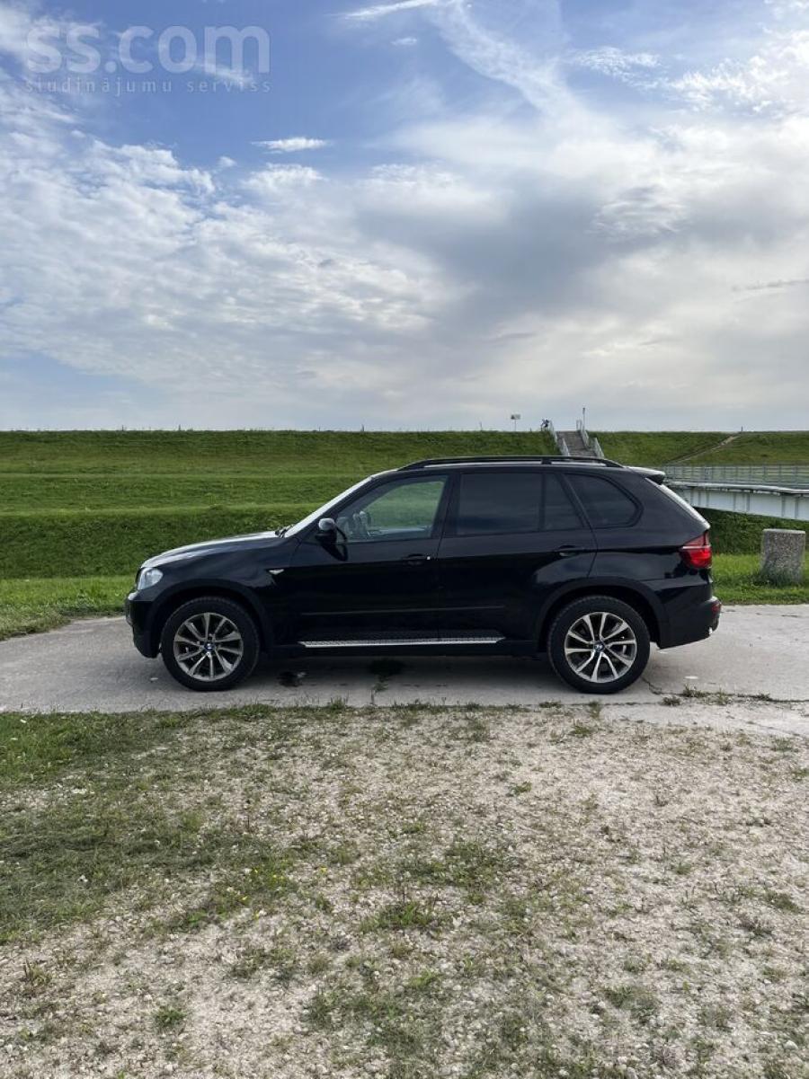 Black BMW X5 2008 in Riga, with an engine capacity of 3.00 L and mileage of 400 thousand km for 7990 €, photo 4 on AUTOMOTO.COM.LV