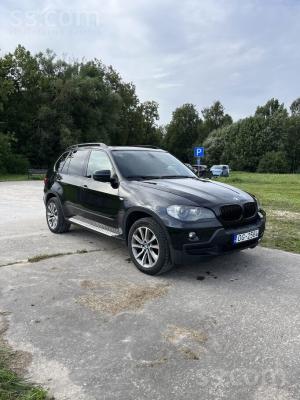 Black BMW X5 2008 in Riga, with an engine capacity of 3.00 L and mileage of 400 thousand km for 7990 €, photo 5 on AUTOMOTO.COM.LV