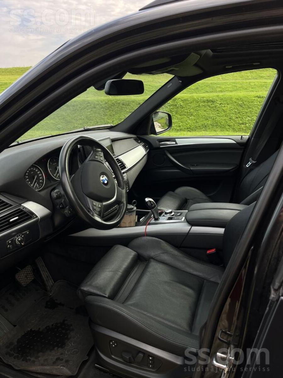 Black BMW X5 2008 in Riga, with an engine capacity of 3.00 L and mileage of 400 thousand km for 7990 €, photo 13 on AUTOMOTO.COM.LV