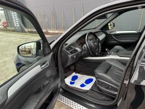 Black BMW X5 2008 in Vilnius, with an engine capacity of 2.99 L and mileage of 319 thousand km for 9999 €, photo 14 on AUTOMOTO.COM.LV