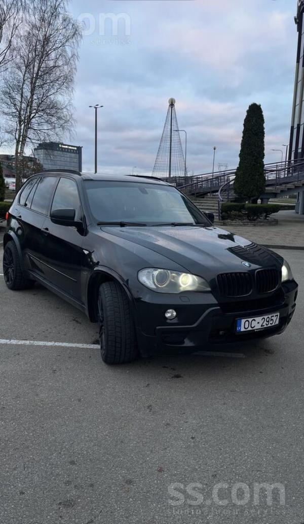 Black BMW X5 2008 in Riga, with an engine capacity of 3.00 L and mileage of 424 thousand km for 10700 €, photo 1 on AUTOMOTO.COM.LV