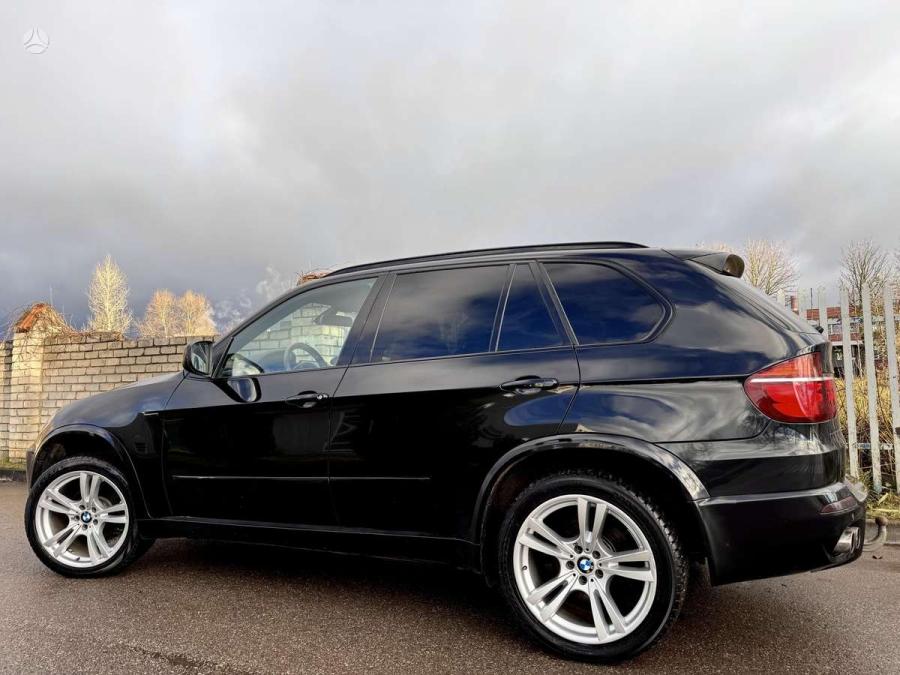Black BMW X5 2008 in Kaunas, with an engine capacity of 2.99 L and mileage of 279 thousand km for 8350 €, photo 11 on AUTOMOTO.COM.LV
