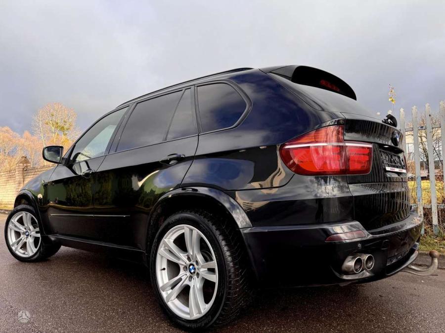 Black BMW X5 2008 in Kaunas, with an engine capacity of 2.99 L and mileage of 279 thousand km for 8350 €, photo 18 on AUTOMOTO.COM.LV