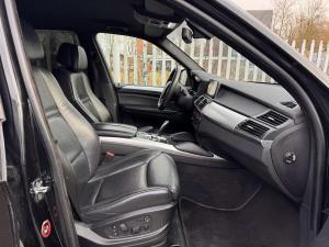 Black BMW X5 2008 in Kaunas, with an engine capacity of 2.99 L and mileage of 279 thousand km for 8350 €, photo 21 on AUTOMOTO.COM.LV