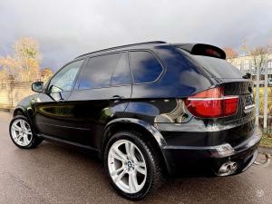 Black BMW X5 2008 in Kaunas, with an engine capacity of 2.99 L and mileage of 279 thousand km for 8350 €, photo 28 on AUTOMOTO.COM.LV