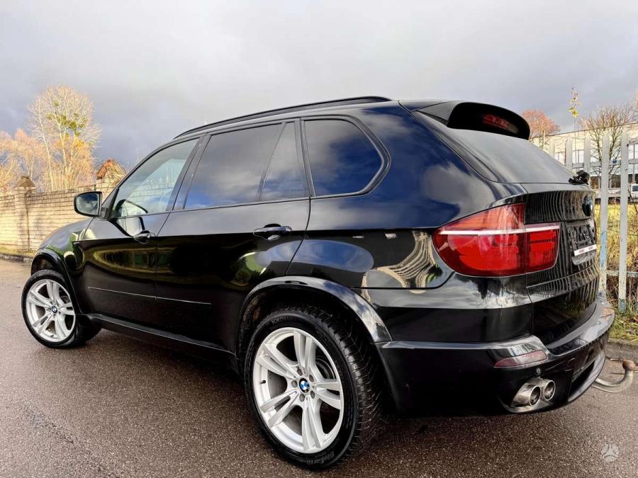 Black BMW X5 2008 in Kaunas, with an engine capacity of 2.99 L and mileage of 279 thousand km for 8350 €, photo 28 on AUTOMOTO.COM.LV