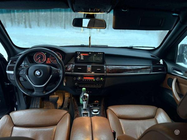 Black BMW X5 2008 in Vilnius, with an engine capacity of 2.99 L and mileage of 400 thousand km for 7350 €, photo 6 on AUTOMOTO.COM.LV