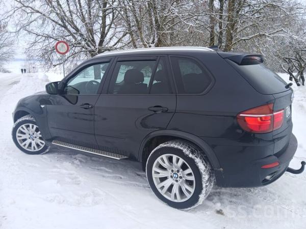Black BMW X5 2008 in Riga, with an engine capacity of 3.00 L and mileage of 300 thousand km for 8800 €, photo 2 on AUTOMOTO.COM.LV