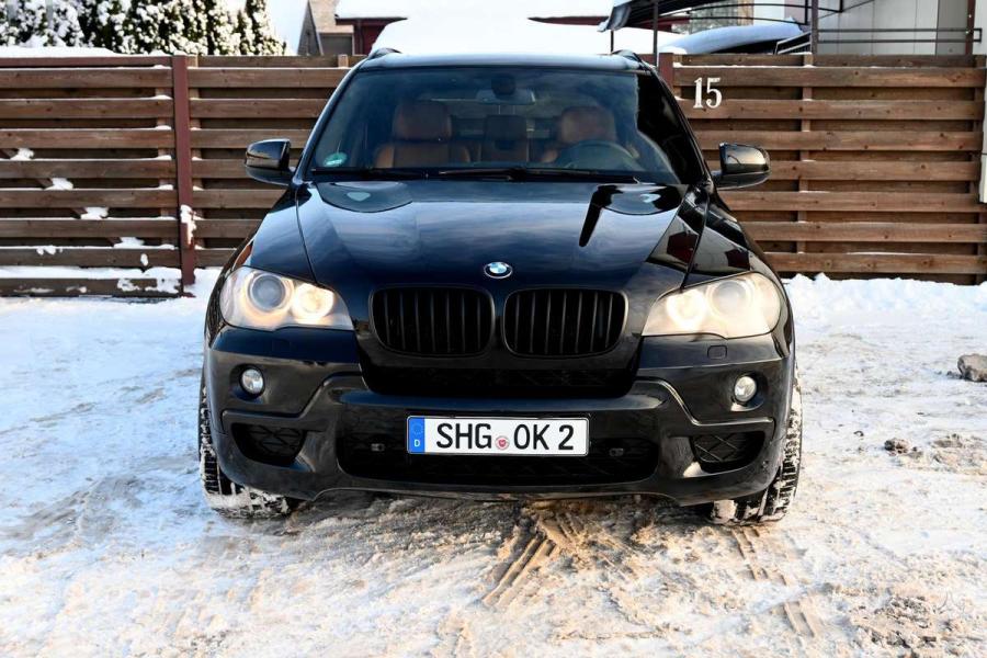 Black BMW X5 2008 in Kretinga, with an engine capacity of 2.99 L and mileage of 234 thousand km for 11199 €, photo 2 on AUTOMOTO.COM.LV