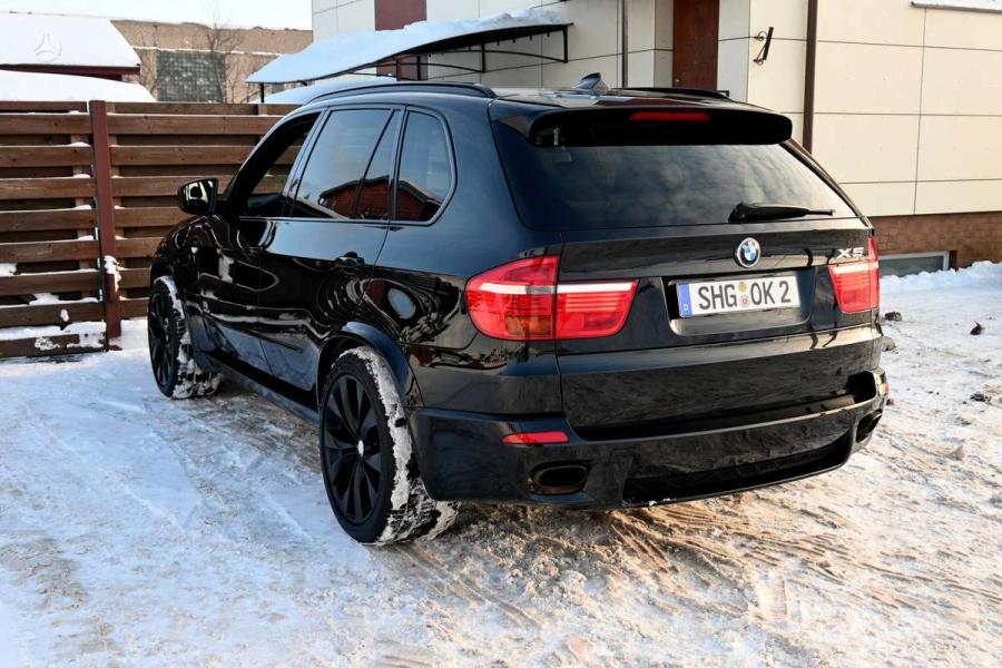 Black BMW X5 2008 in Kretinga, with an engine capacity of 2.99 L and mileage of 234 thousand km for 11199 €, photo 5 on AUTOMOTO.COM.LV