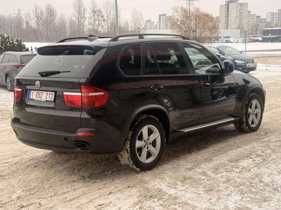 Black BMW X5 2008 in Kaunas, with an engine capacity of 2.99 L and mileage of 384 thousand km for 6490 €, photo 5 on AUTOMOTO.COM.LV