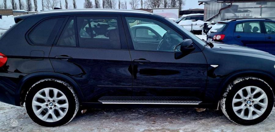 Black BMW X5 2008 in Kretinga, with an engine capacity of 3.00 L and mileage of 248 thousand km for 8999 €, photo 5 on AUTOMOTO.COM.LV