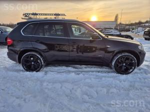 Black BMW X5 2008 in Liepaja, with an engine capacity of 3.00 L and mileage of 327 thousand km for 9500 €, photo 4 on AUTOMOTO.COM.LV