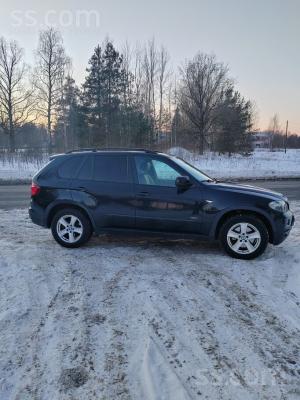 Black BMW X5 2008 in Riga, with an engine capacity of 3.00 L and mileage of 341 thousand km for 7200 €, photo 4 on AUTOMOTO.COM.LV