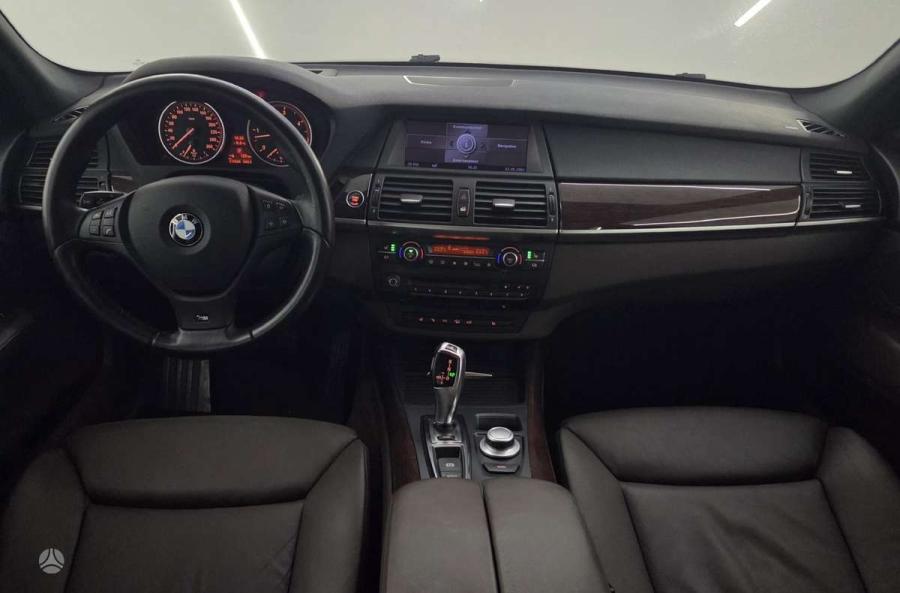 Black BMW X5 2008 in Marijampole, with an engine capacity of 2.99 L and mileage of 214 thousand km for 10999 €, photo 27 on AUTOMOTO.COM.LV