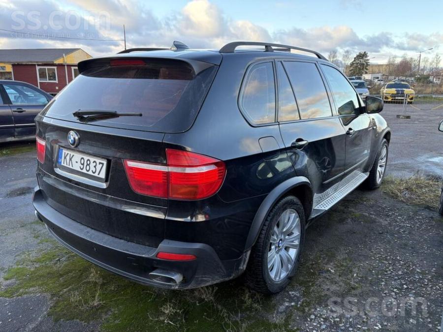 Black BMW X5 2008 in Riga, with an engine capacity of 4.80 L and mileage of 302 thousand km for 4640 €, photo 3 on AUTOMOTO.COM.LV