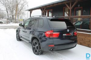 Black BMW X5 2008 in Riga, with an engine capacity of 3.00 L and mileage of 312 thousand km for 8490 €, photo 4 on AUTOMOTO.COM.LV