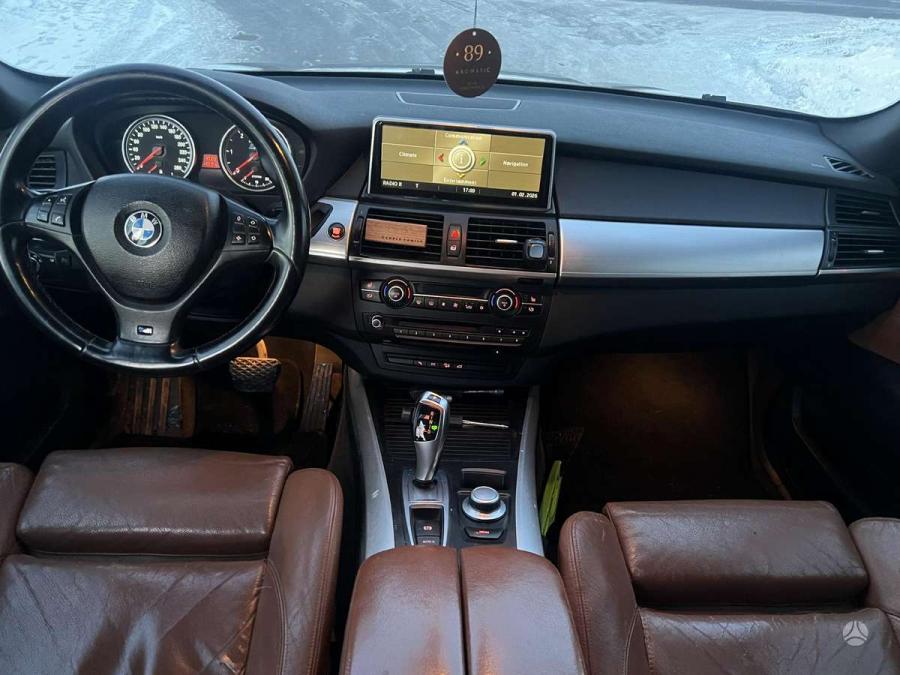 Black BMW X5 2008 in Trakai, with an engine capacity of 2.99 L and mileage of 430 thousand km for 7250 €, photo 13 on AUTOMOTO.COM.LV