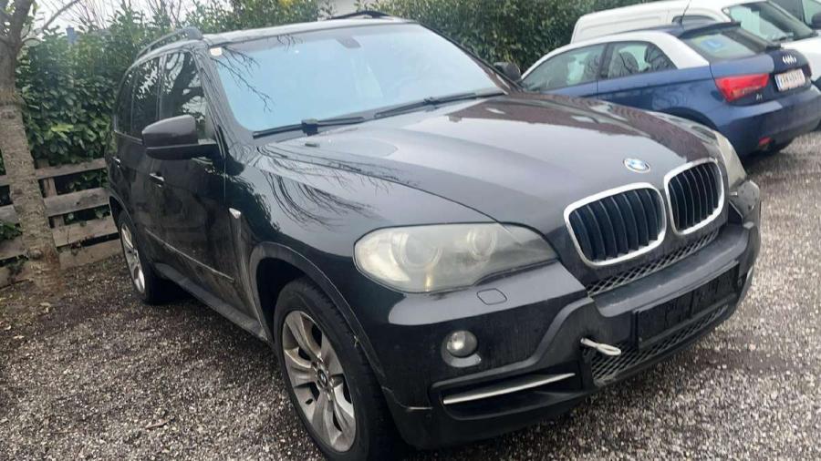 Black BMW X5 2008 in Anyksciai, with an engine capacity of 3.00 L and mileage of 289 thousand km for 6700 €, photo 2 on AUTOMOTO.COM.LV