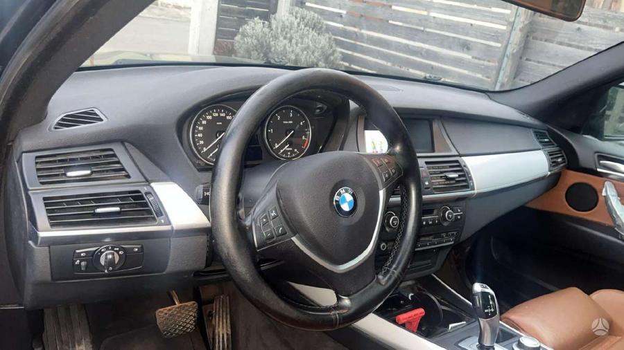 Black BMW X5 2008 in Anyksciai, with an engine capacity of 3.00 L and mileage of 289 thousand km for 6700 €, photo 7 on AUTOMOTO.COM.LV