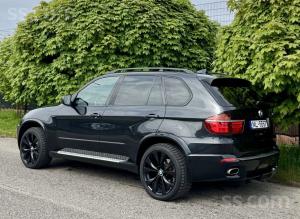 Black BMW X5 2008 in Riga, with an engine capacity of 3.00 L and mileage of 384 thousand km for 9000 €, photo 4 on AUTOMOTO.COM.LV