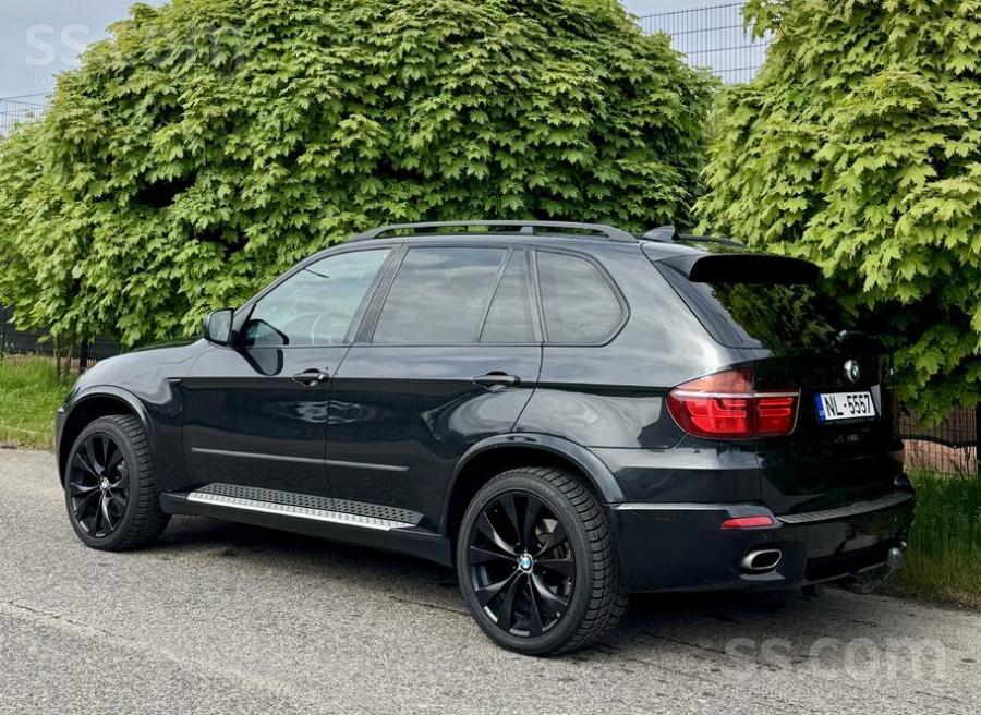 Black BMW X5 2008 in Riga, with an engine capacity of 3.00 L and mileage of 384 thousand km for 9000 €, photo 4 on AUTOMOTO.COM.LV