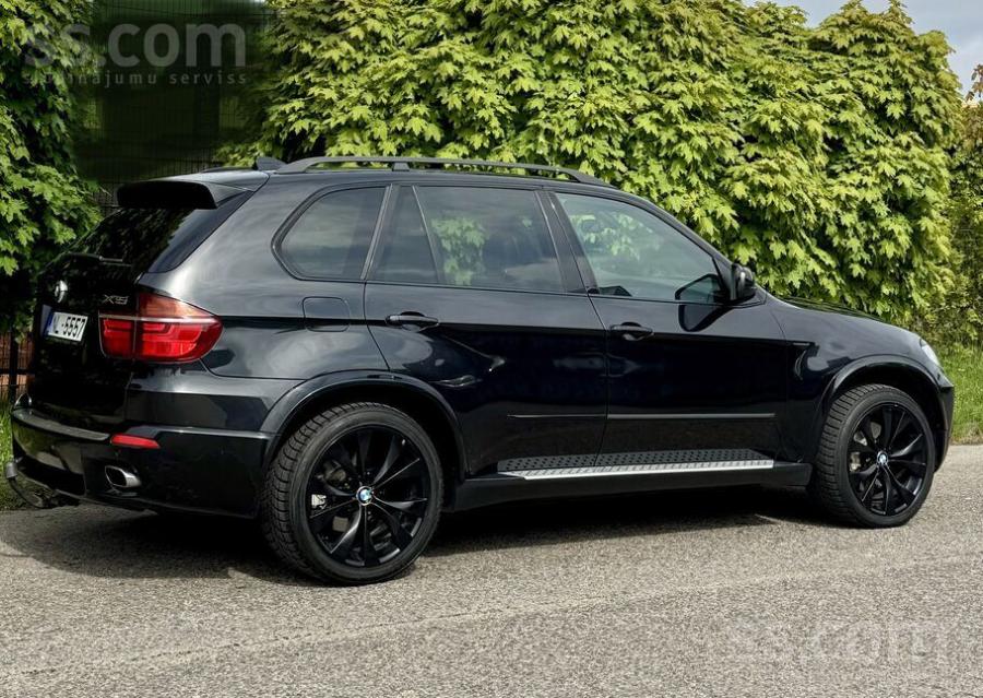 Black BMW X5 2008 in Riga, with an engine capacity of 3.00 L and mileage of 384 thousand km for 9000 €, photo 5 on AUTOMOTO.COM.LV