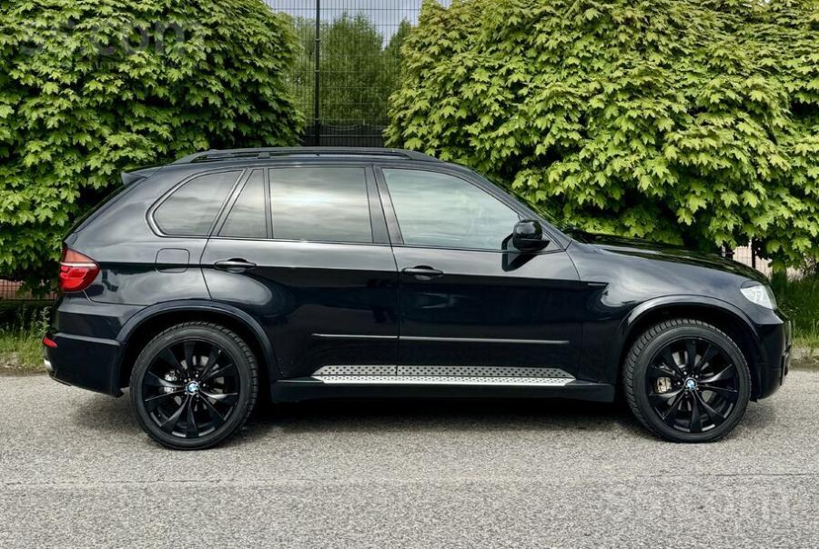 Black BMW X5 2008 in Riga, with an engine capacity of 3.00 L and mileage of 384 thousand km for 9000 €, photo 7 on AUTOMOTO.COM.LV