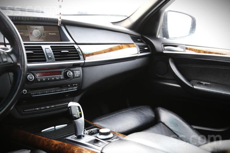 Black BMW X5 2008 in Riga, with an engine capacity of 3.00 L and mileage of 384 thousand km for 9000 €, photo 11 on AUTOMOTO.COM.LV