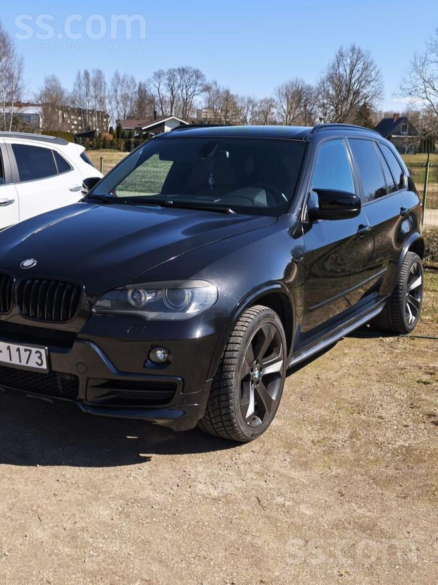 Black BMW X5 2008 in Riga, with an engine capacity of 3.00 L and mileage of 280 thousand km for 10700 €, photo 1 on AUTOMOTO.COM.LV