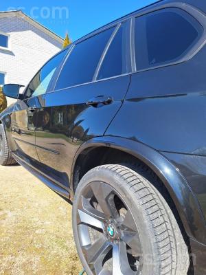 Black BMW X5 2008 in Riga, with an engine capacity of 3.00 L and mileage of 280 thousand km for 10700 €, photo 4 on AUTOMOTO.COM.LV