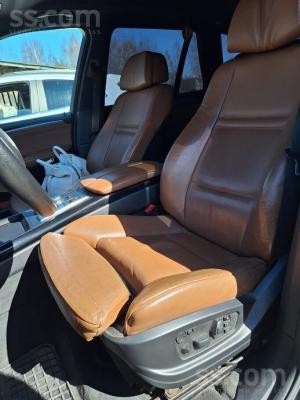 Black BMW X5 2008 in Riga, with an engine capacity of 3.00 L and mileage of 280 thousand km for 10700 €, photo 7 on AUTOMOTO.COM.LV