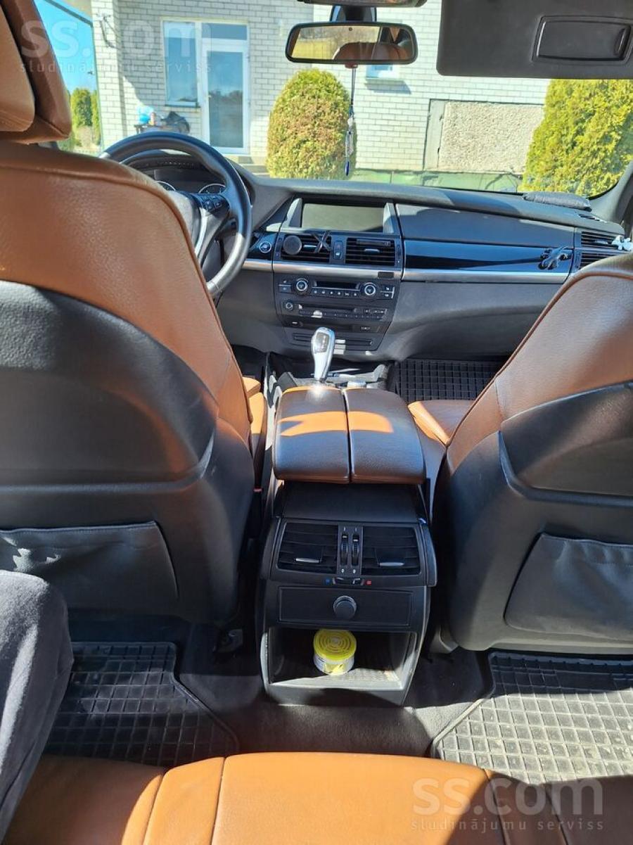 Black BMW X5 2008 in Riga, with an engine capacity of 3.00 L and mileage of 280 thousand km for 10700 €, photo 8 on AUTOMOTO.COM.LV
