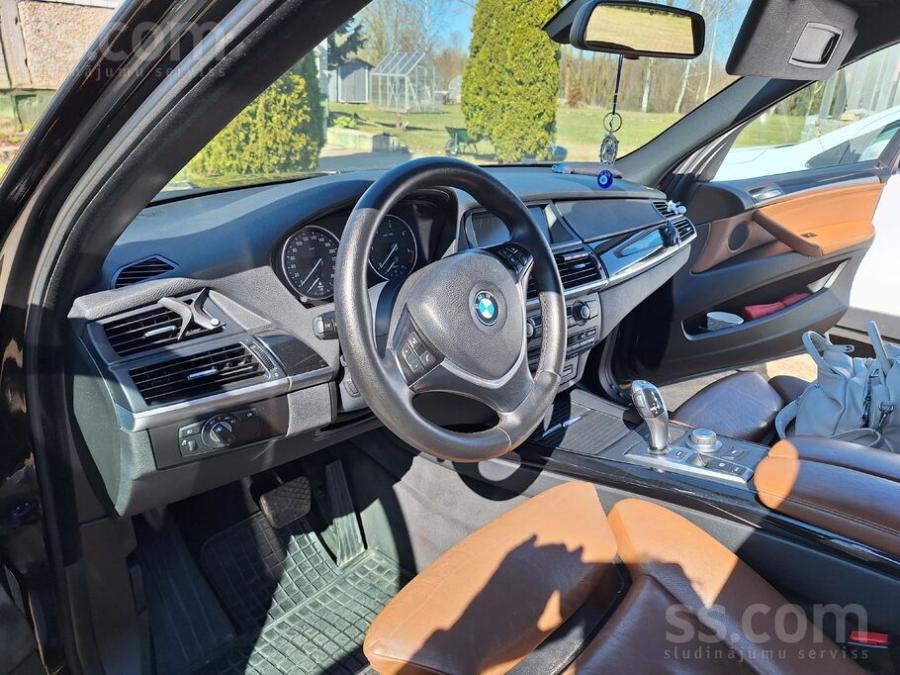 Black BMW X5 2008 in Riga, with an engine capacity of 3.00 L and mileage of 280 thousand km for 10700 €, photo 10 on AUTOMOTO.COM.LV