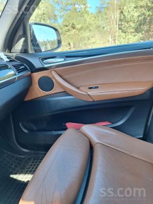 Black BMW X5 2008 in Riga, with an engine capacity of 3.00 L and mileage of 280 thousand km for 10700 €, photo 13 on AUTOMOTO.COM.LV