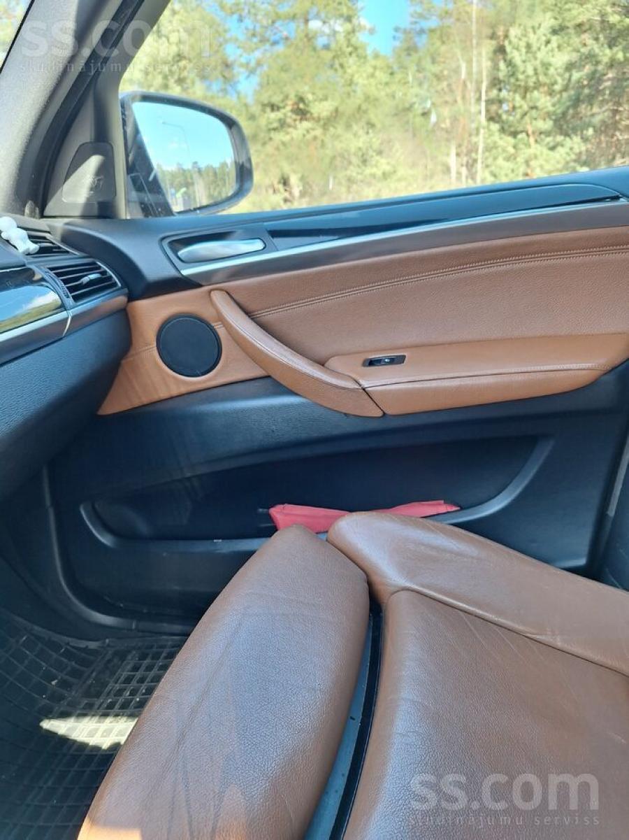 Black BMW X5 2008 in Riga, with an engine capacity of 3.00 L and mileage of 280 thousand km for 10700 €, photo 13 on AUTOMOTO.COM.LV