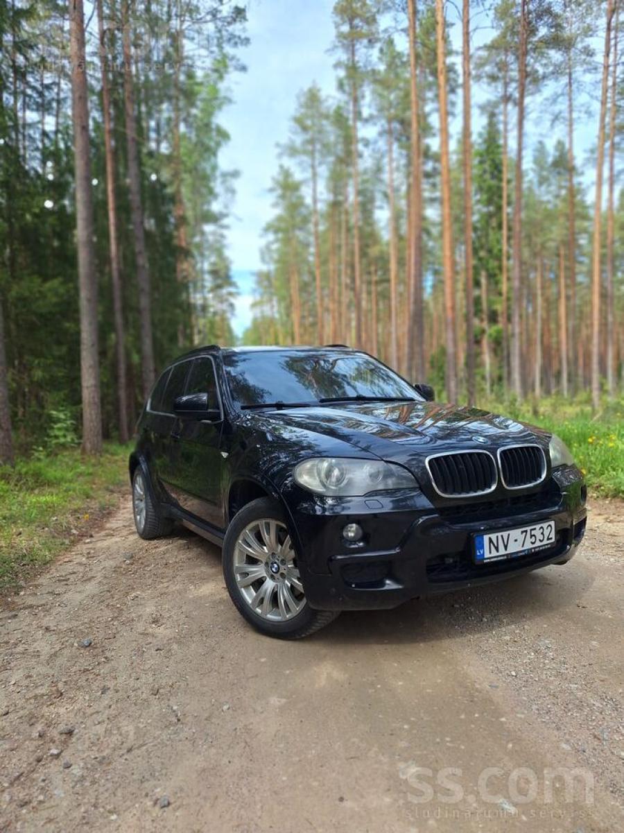 Black BMW X5 2008 in Valmiera, with an engine capacity of 3.00 L and mileage of 282 thousand km for 8499 €, photo 1 on AUTOMOTO.COM.LV