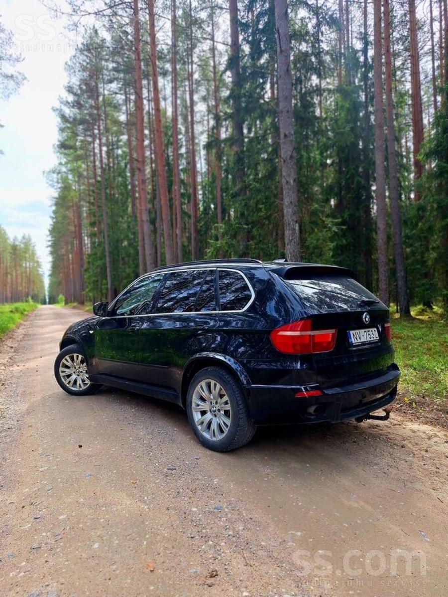Black BMW X5 2008 in Valmiera, with an engine capacity of 3.00 L and mileage of 282 thousand km for 8499 €, photo 4 on AUTOMOTO.COM.LV