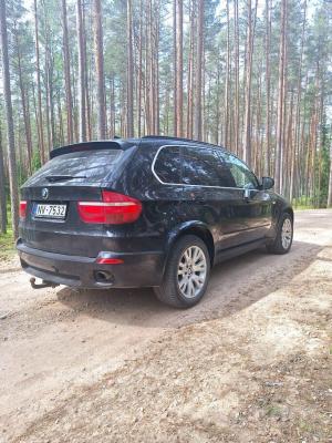 Black BMW X5 2008 in Valmiera, with an engine capacity of 3.00 L and mileage of 282 thousand km for 8499 €, photo 5 on AUTOMOTO.COM.LV