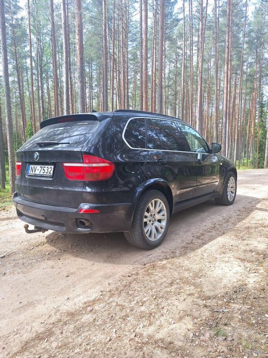 Black BMW X5 2008 in Valmiera, with an engine capacity of 3.00 L and mileage of 282 thousand km for 8499 €, photo 5 on AUTOMOTO.COM.LV