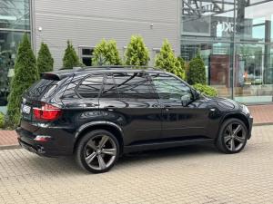 Black BMW X5 2008 in Riga, with an engine capacity of 3.00 L and mileage of 306 thousand km for 9300 €, photo 3 on AUTOMOTO.COM.LV