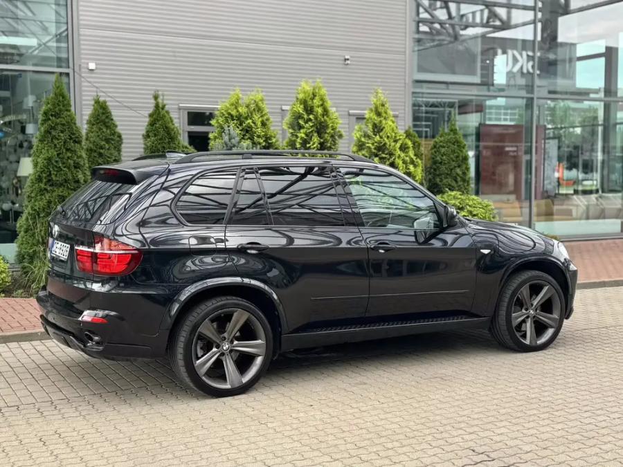Black BMW X5 2008 in Riga, with an engine capacity of 3.00 L and mileage of 306 thousand km for 9300 €, photo 3 on AUTOMOTO.COM.LV