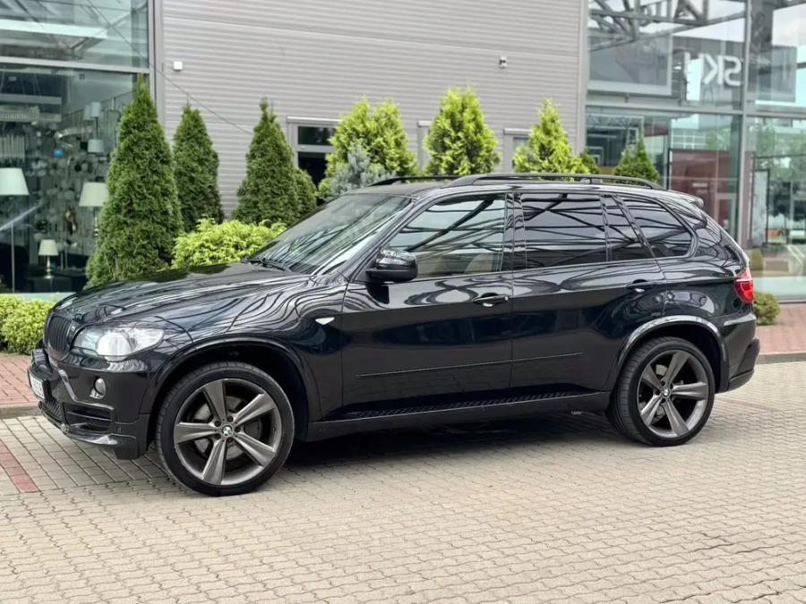 Black BMW X5 2008 in Riga, with an engine capacity of 3.00 L and mileage of 306 thousand km for 9300 €, photo 4 on AUTOMOTO.COM.LV