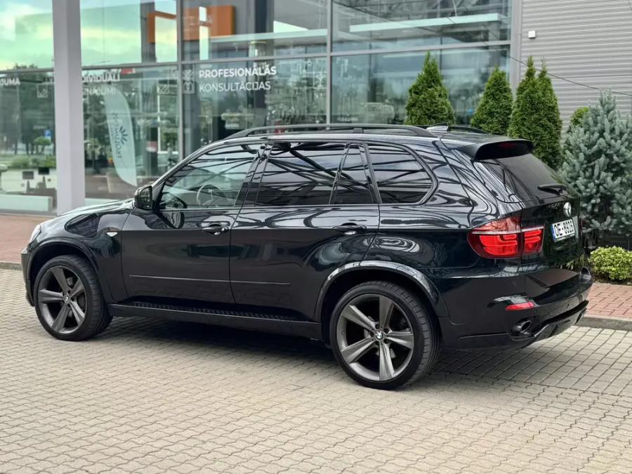 Black BMW X5 2008 in Riga, with an engine capacity of 3.00 L and mileage of 306 thousand km for 9300 €, photo 5 on AUTOMOTO.COM.LV