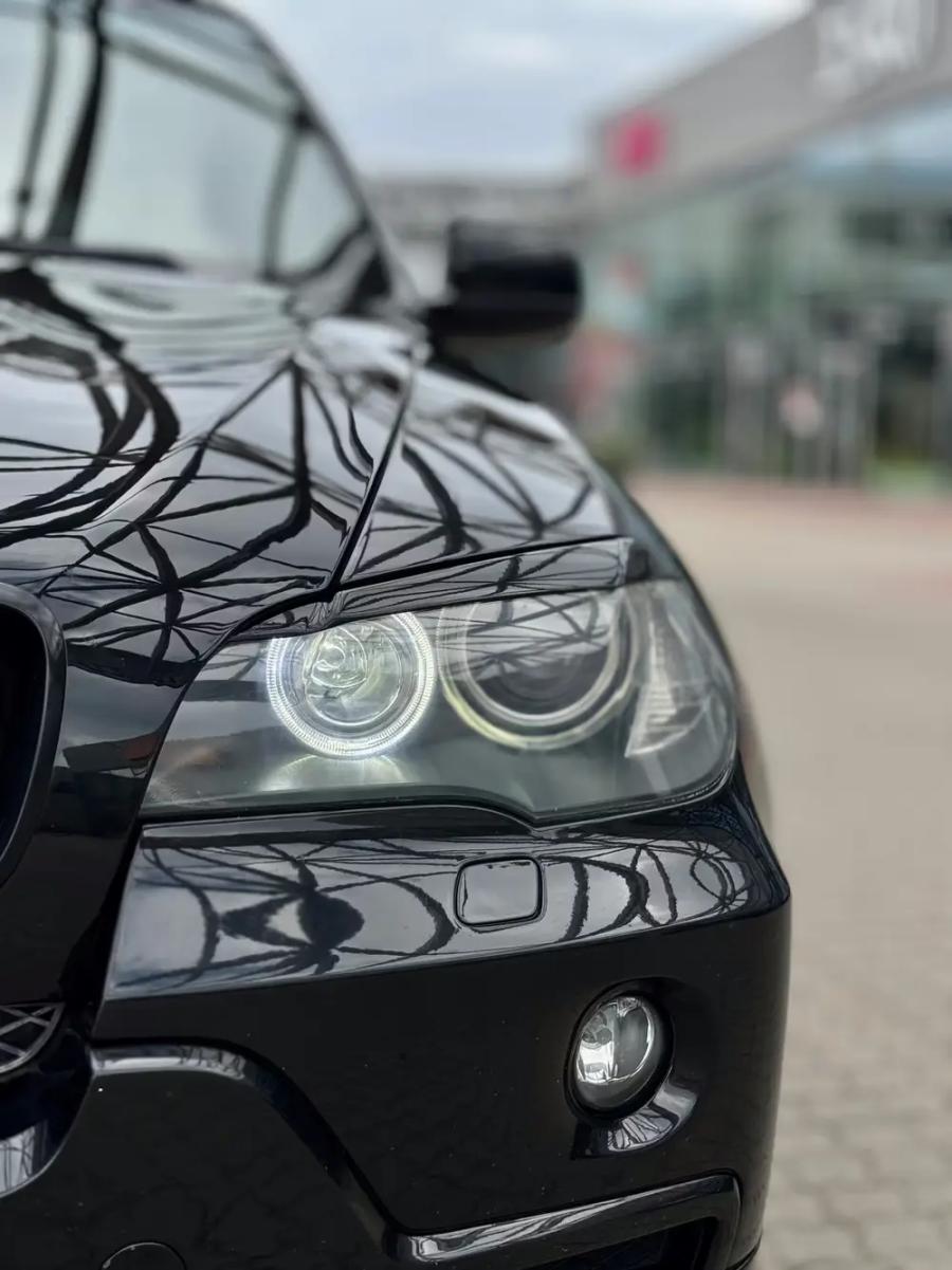 Black BMW X5 2008 in Riga, with an engine capacity of 3.00 L and mileage of 306 thousand km for 9300 €, photo 8 on AUTOMOTO.COM.LV