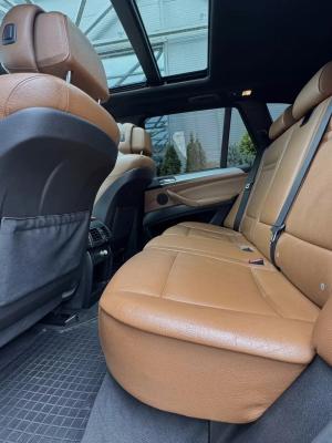 Black BMW X5 2008 in Riga, with an engine capacity of 3.00 L and mileage of 306 thousand km for 9300 €, photo 9 on AUTOMOTO.COM.LV