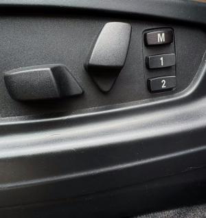 Black BMW X5 2008 in Riga, with an engine capacity of 3.00 L and mileage of 306 thousand km for 9300 €, photo 12 on AUTOMOTO.COM.LV