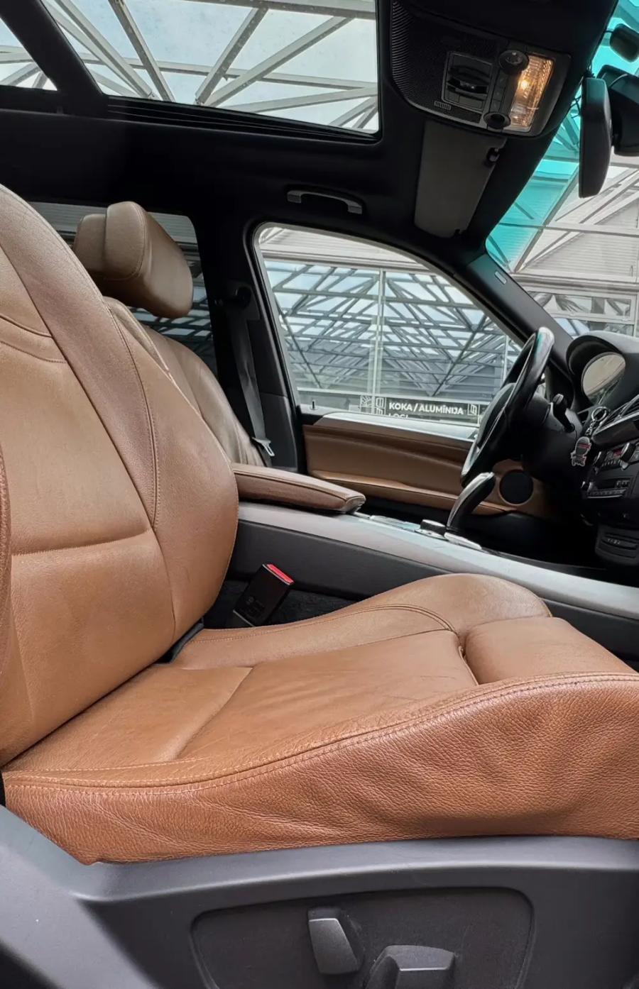 Black BMW X5 2008 in Riga, with an engine capacity of 3.00 L and mileage of 306 thousand km for 9300 €, photo 13 on AUTOMOTO.COM.LV