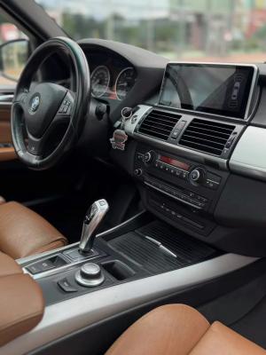 Black BMW X5 2008 in Riga, with an engine capacity of 3.00 L and mileage of 306 thousand km for 9300 €, photo 14 on AUTOMOTO.COM.LV