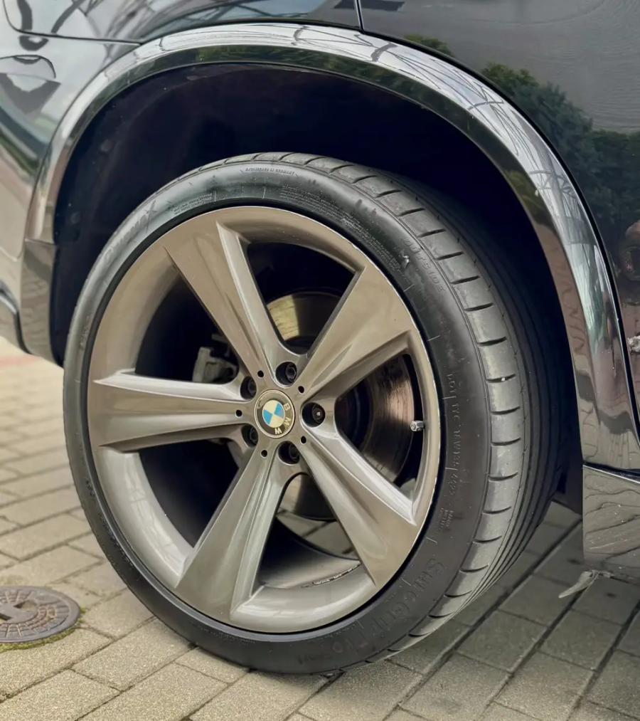 Black BMW X5 2008 in Riga, with an engine capacity of 3.00 L and mileage of 306 thousand km for 9300 €, photo 15 on AUTOMOTO.COM.LV